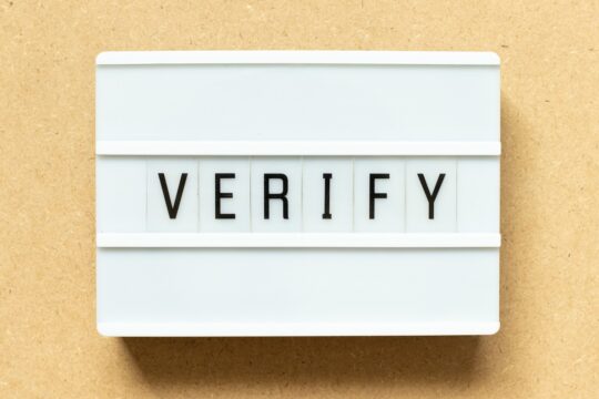 「verify」はどんな意味で使われる？似た意味の英語表現もまとめて紹介 | ENGLISH TIMES