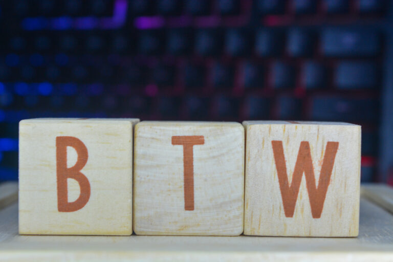 英語の「BTW」は何て意味？使い方について詳しく解説 | ENGLISH TIMES